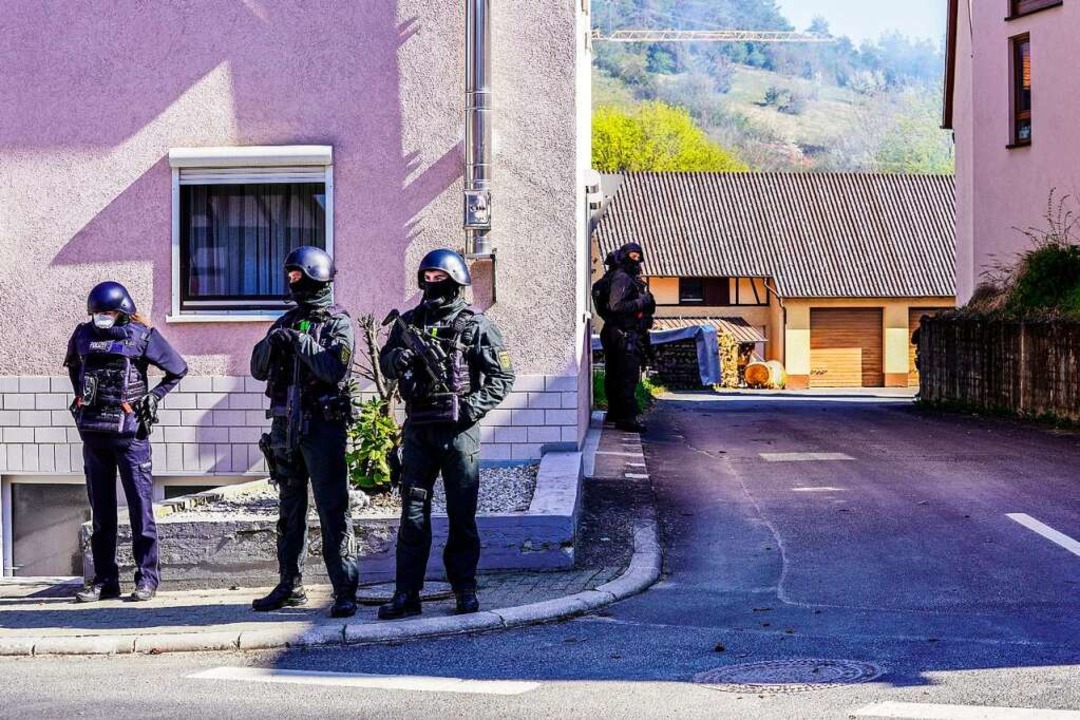 Mutmaßlicher Reichsbürger hatte Waffenarsenal, Nazi-Symbole und ...