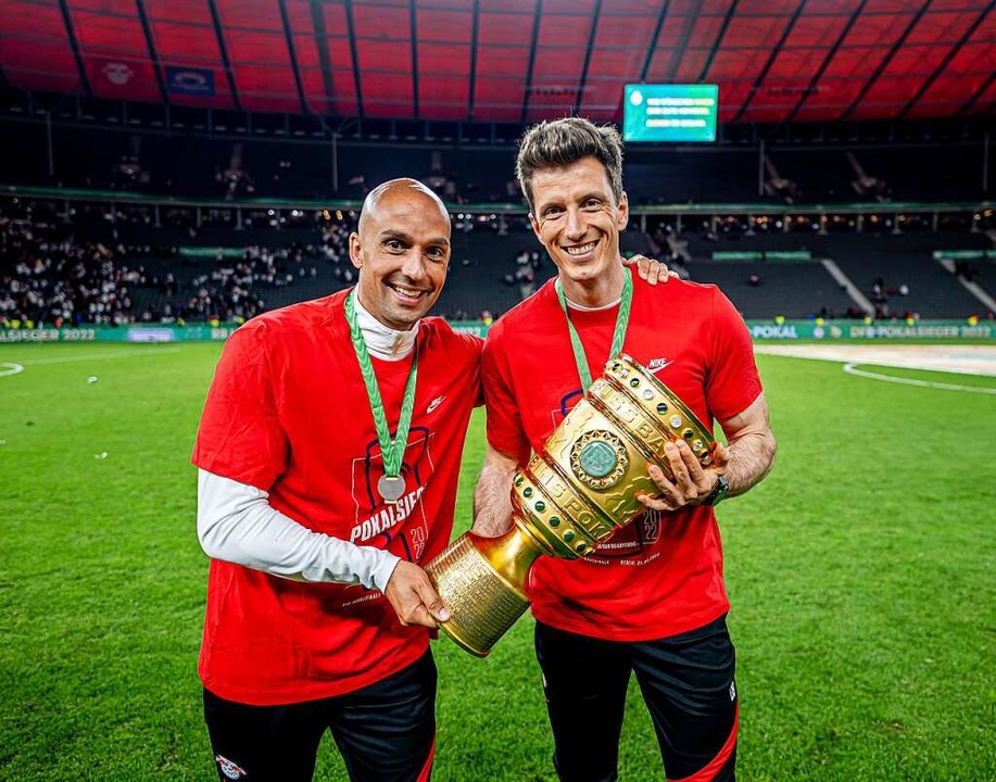 Als ein Südbadener den DFB-Pokal glücklich in seinen Händen hielt - Bad ...