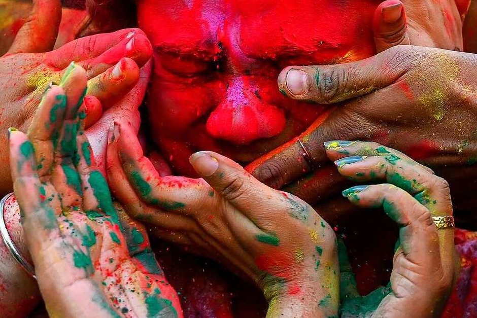 Fotos: Hindus in Indien begrüßen mit dem Holi-Fest den Frühling - Panorama - Fotogalerien ...