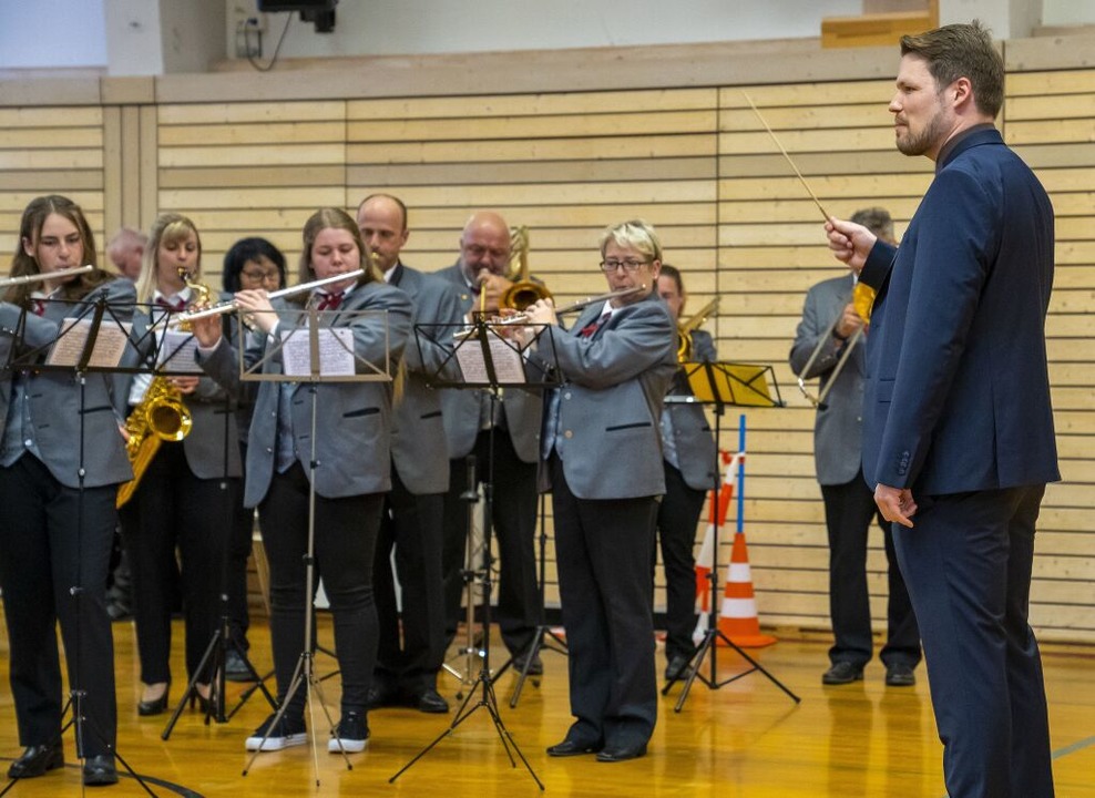 Philipp Lotter gewinnt die Bürgermeisterwahl in Hausen im ersten ...