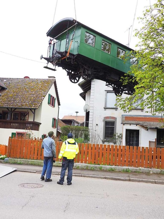 Wie eine Waggon-Gaststube an der Kandertalbahn zurück aufs Gleis kehrt ...