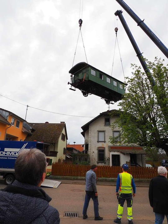 Wie eine Waggon-Gaststube an der Kandertalbahn zurück aufs Gleis kehrt ...