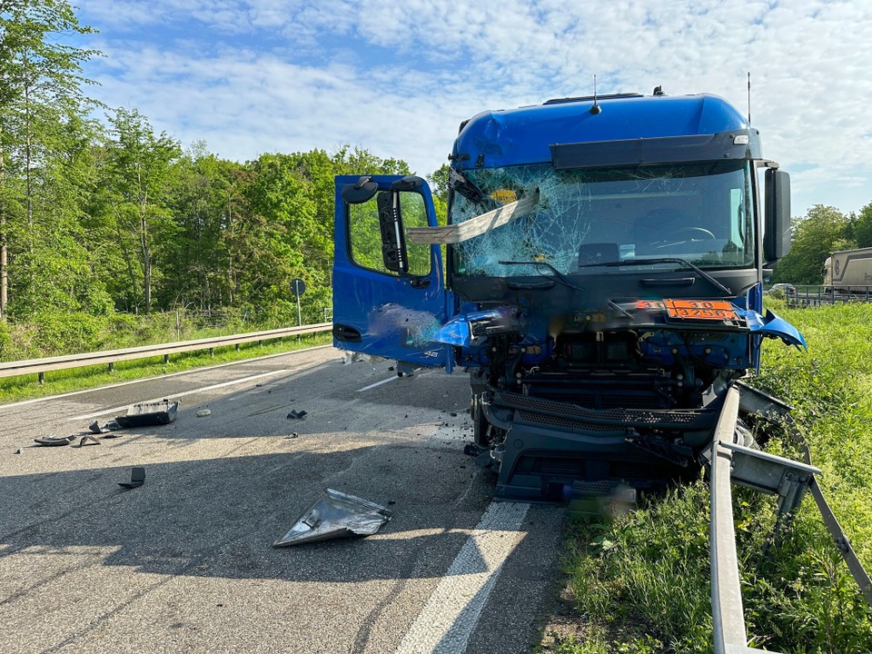 Fahrbahn nach Lkw-Unfall auf der A5 Richtung Süden wieder komplett freigegeben - Bad Krozingen ...
