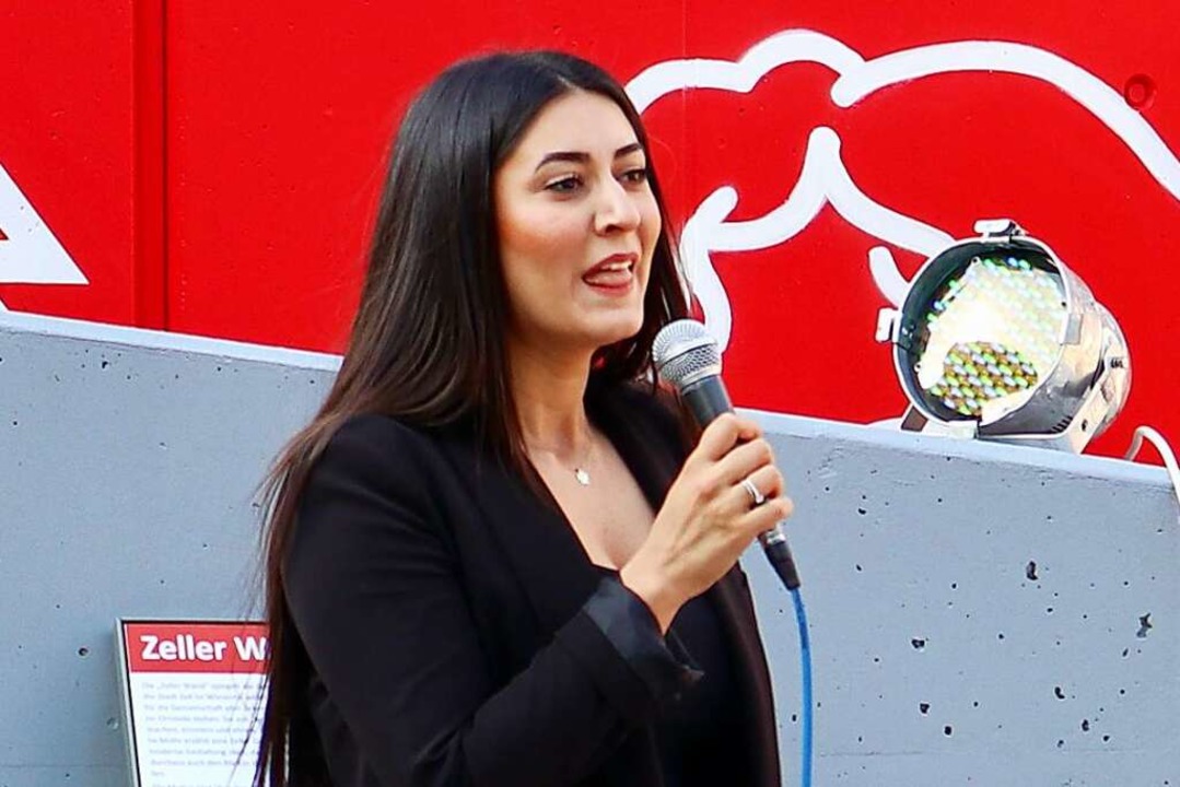 Neu gestaltete Wand wertet den Rathausplatz in Zell im Wiesental auf ...