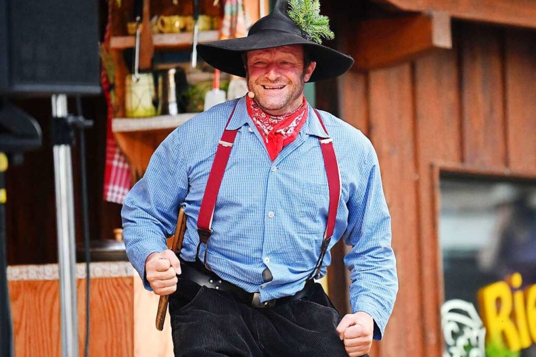 Fidelius Waldvogel tanzt als Schamane auf dem Lindenhof in Nonnenweier ...