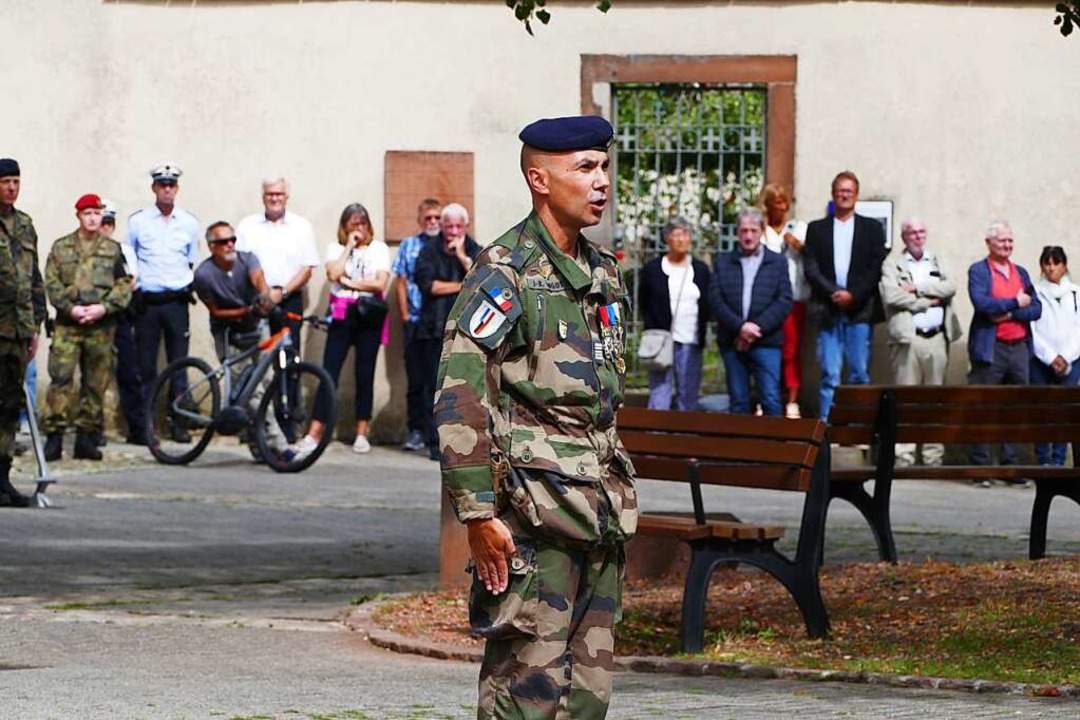 Militär hält eine feierliche Zeremonie auf dem Breisacher Münsterplatz ...