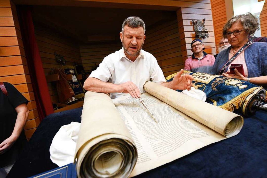 Neugierige bekamen eine Führung durch Freiburgs Synagoge - Freiburg ...