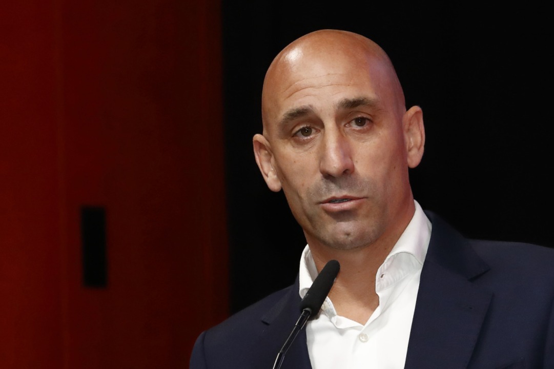 Spaniens Verbandspräsident Rubiales tritt nach Kuss-Skandal zurück - Fussball International ...