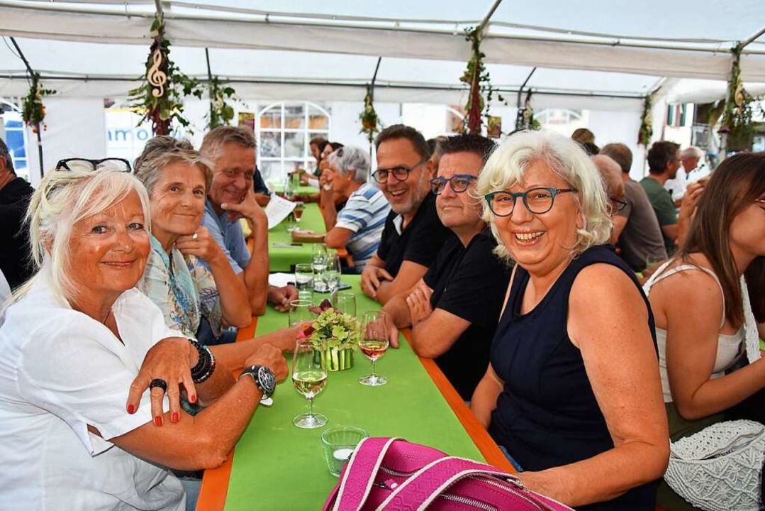 Feierlaune beim Gundelfinger Weinzauber auf dem Sonne-Platz ...