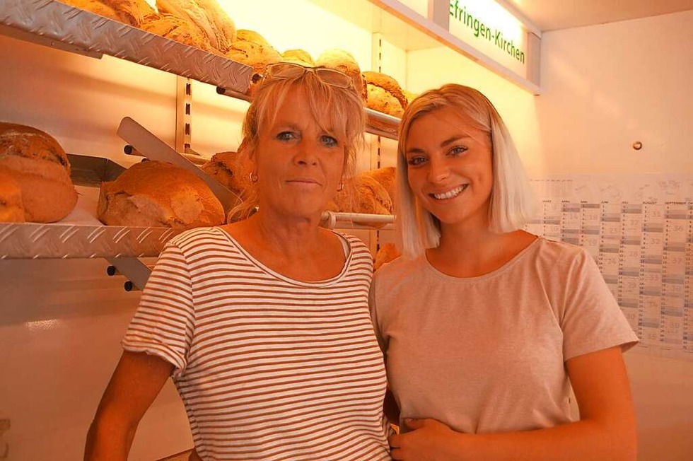 Eine Mutter und ihre Tochter sind auf dem Rheinfelder Wochenmarkt ein ...