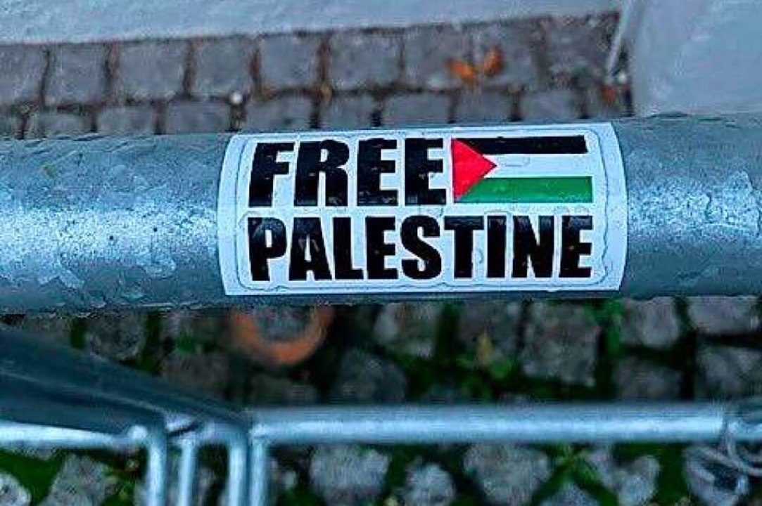 Zahlreiche "Free Palestine"-Aufkleber pappen rund ums Schopfheimer ...