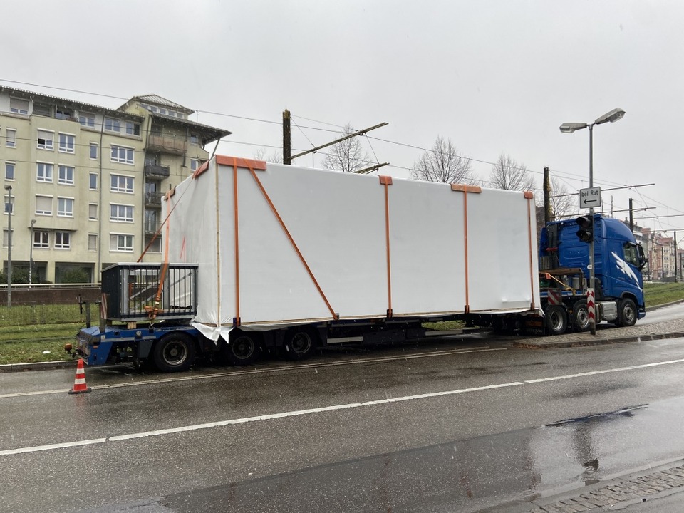 Wie konnte ein Schwertransporter mit einem Raummodul in Freiburg ... Wie konnte ein Schwertransporter mit einem Raummodul in Freiburg ...
