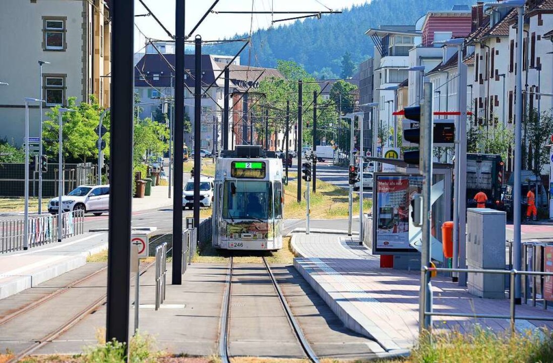 Auto kollidiert mit Straßenbahn in der Waldkircher Straße in Freiburg - Freiburg - Badische Zeitung