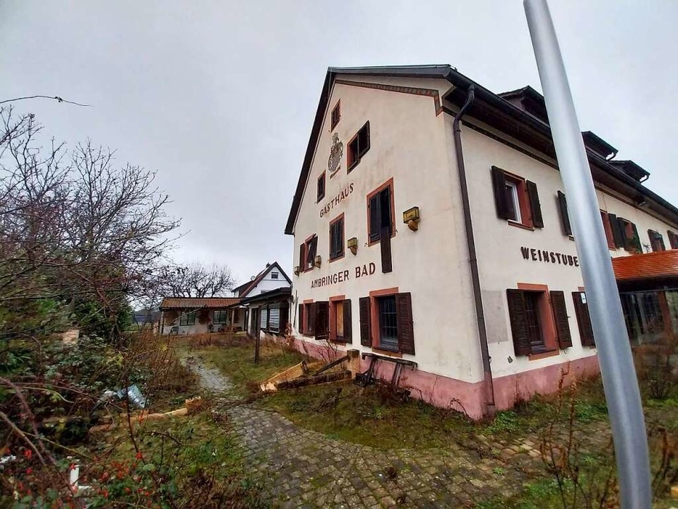 Polizeihunde suchen in leerstehendem Gasthaus in Kirchhofen nach ...