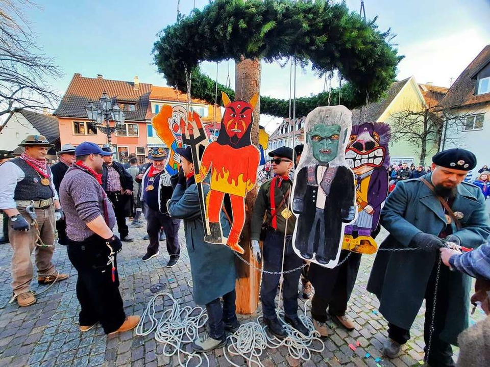Der Narrenbaum in Weil am Rhein steht, die Fasnacht geht los - Weil am Rhein - Badische Zeitung