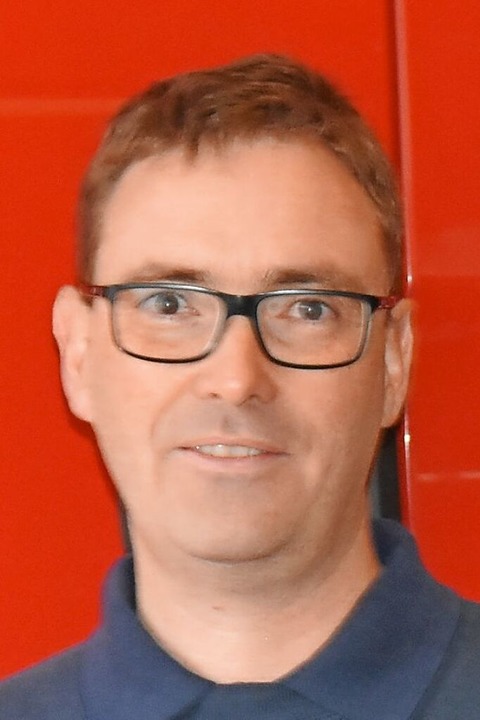 Wie die Feuerwehr Breitnau hinter der Kamera Dreharbeiten überwacht ...