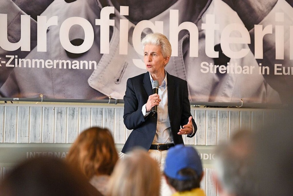 Gleich drei Gruppierungen demonstrieren gegen FDP-Spitzenkandidatin Strack-Zimmermann in ...