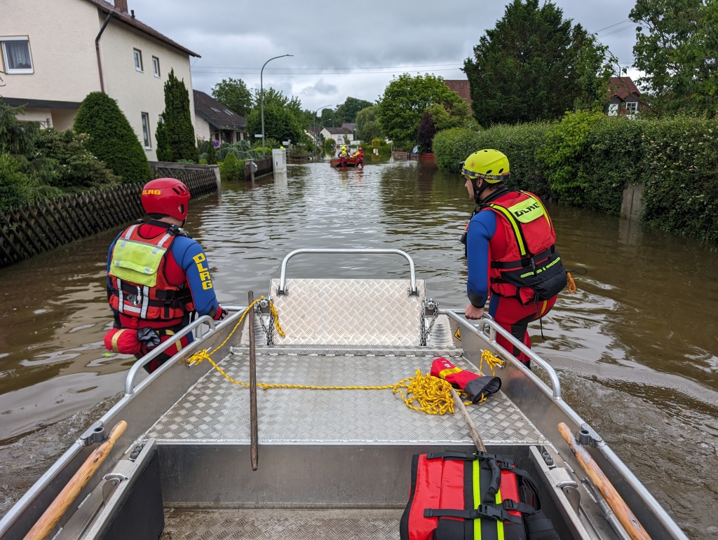 Ehrenamtliche aus dem DLRG-Bezirk Breisgau helfen im Hochwassergebiet in Bayern - Freiburg ...