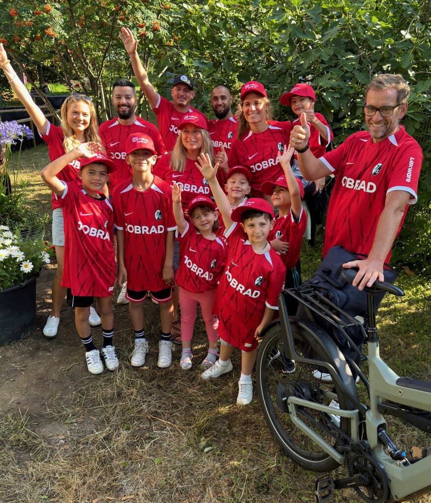 Jobrad-Gründer Ulrich Prediger fährt die neuen Trikots des SC Freiburg ...