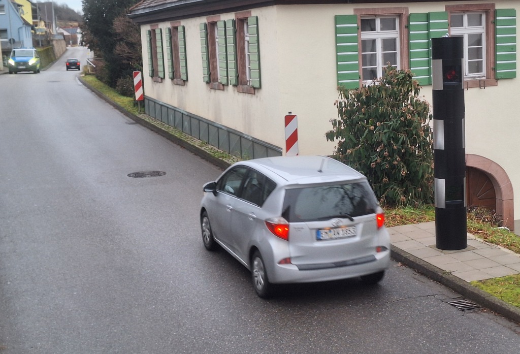 Der neue Blitzer in Wasenweiler zeigt sechs Monate nach seinem Aufbau ...