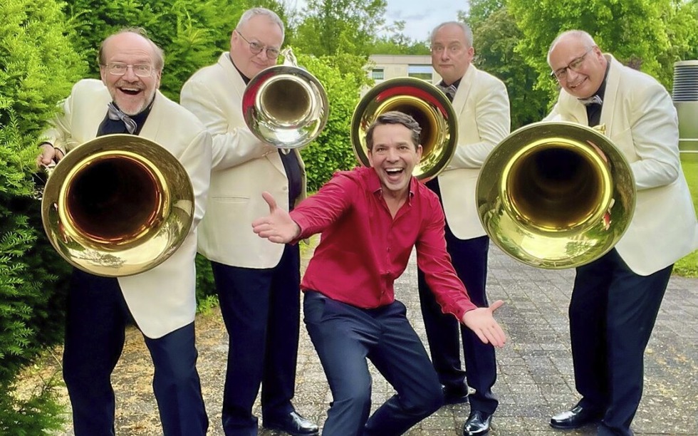 Kika Moderator Juri Tetzlaff und das Melton Tuba-Quartett geben ein ...