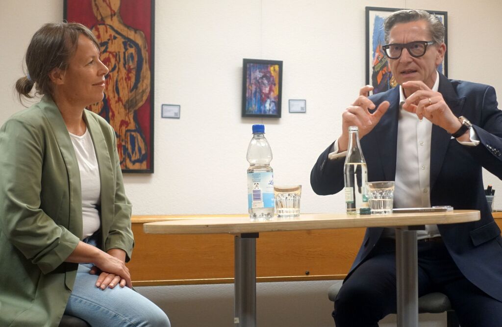 Sparkassenchef Rainer Liebenow gibt beim Abendgespräch in Rheinfelden ...