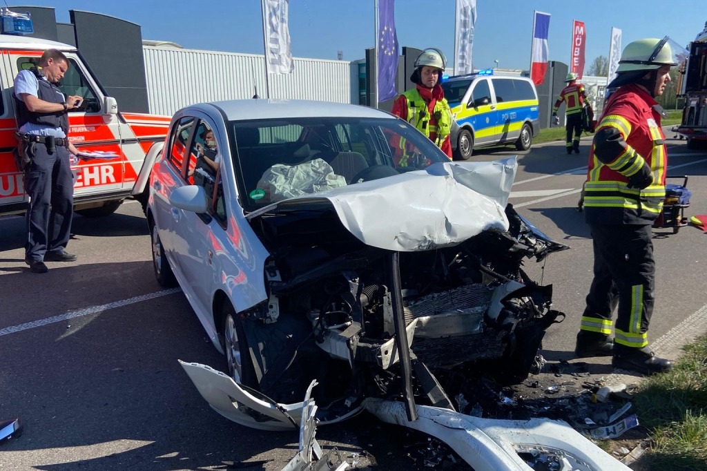 Drei Schwerverletzte bei Unfall auf der B3 zwischen Herbolzheim und Kenzingen - Herbolzheim ...