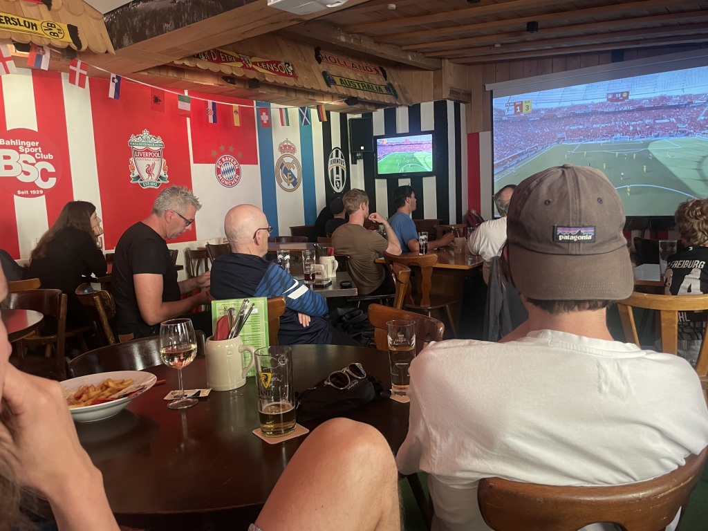 So erlebten SC-Freiburg-Fans in der Fußballkneipe Kaiser Franz das Dortmund-Spiel - Freiburg ...
