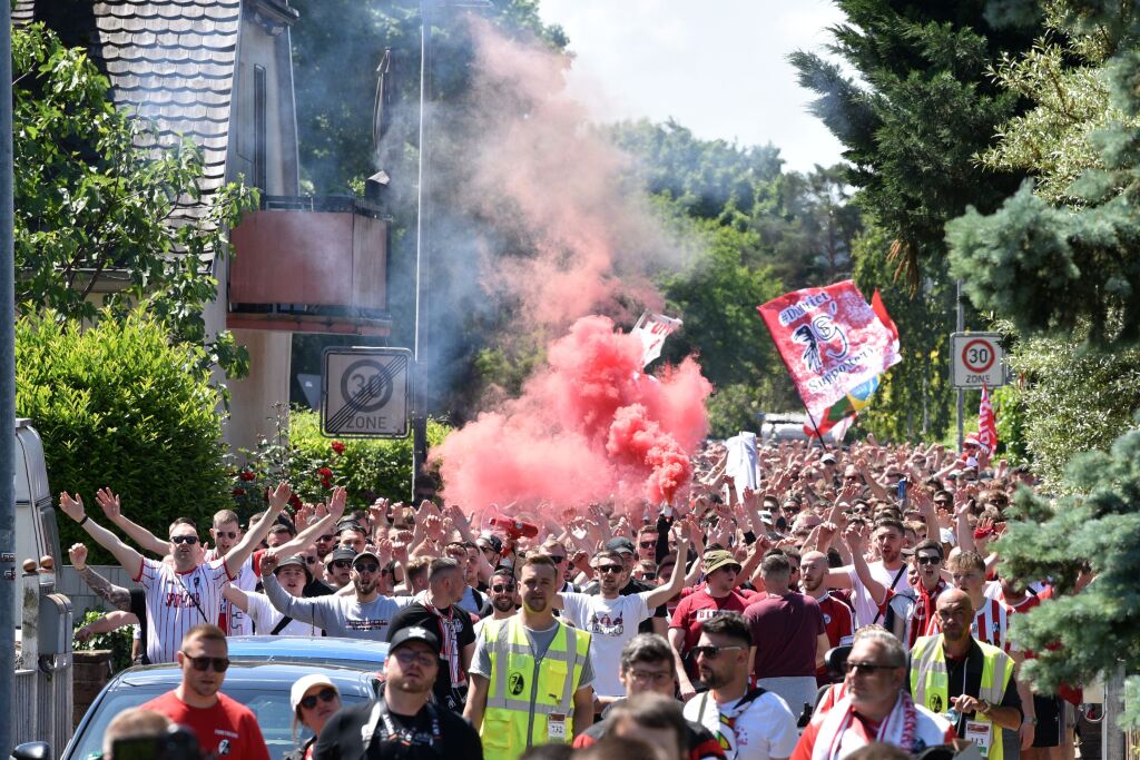 Fanmarsch und Party beim SC Freiburg: Trotz Niederlage feiern die Fans und Mannschaft feucht ...