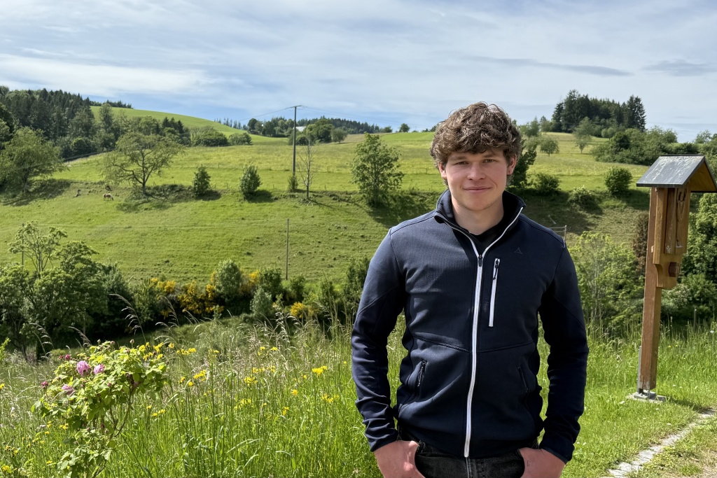 Arbeiten auf 1846 Metern Höhe: Mathis Scherer aus St. Peter arbeitet im ...