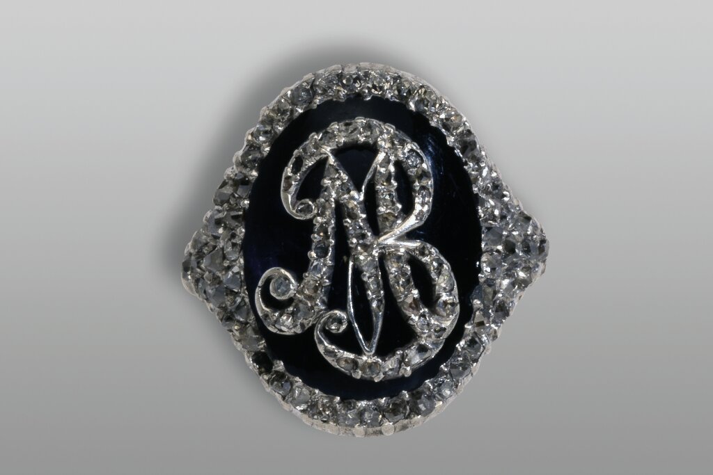 Unbekannte stehlen historischen Ring von Zar Alexander I. aus Museum in ...