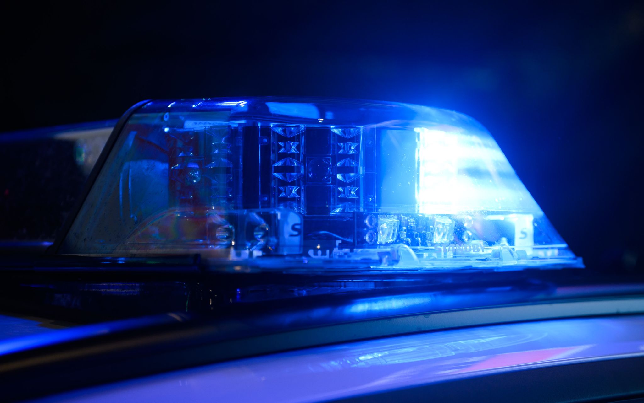 Sohn greift Mutter mit Eisenstange im Schlafzimmer an - Baden ...